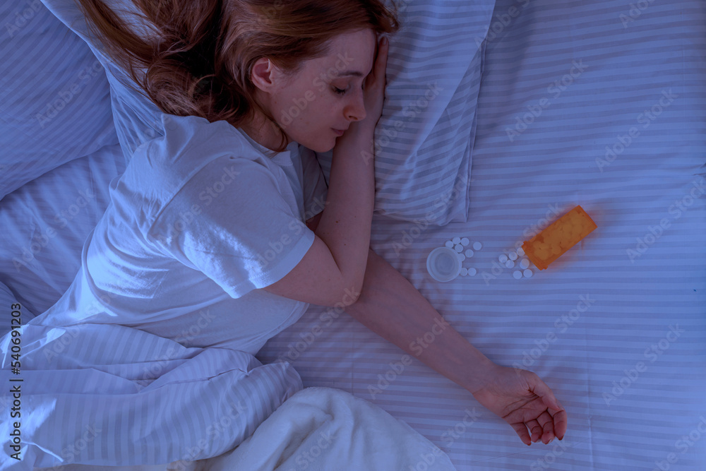 Foto de Stock Sleeping pills, medicine. Woman sleeping in bed at home ...