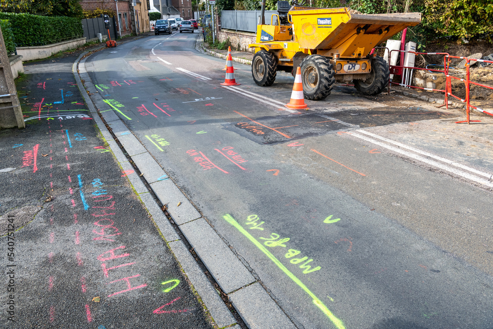 Marquage au sol de réseaux enterrés avant travaux voirie. Différents ...
