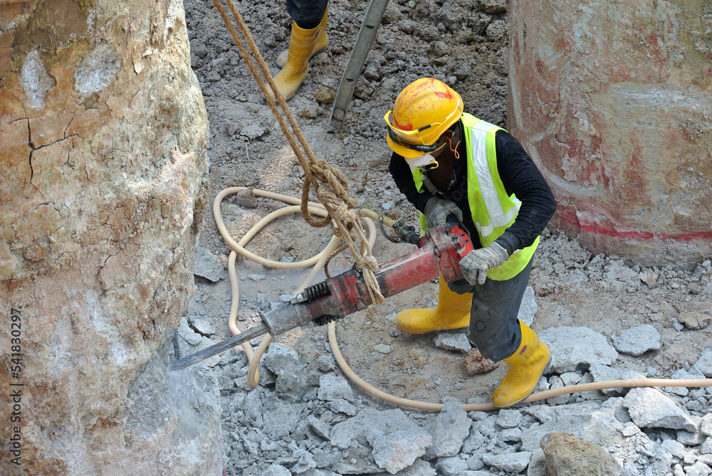 Photo Stock JOHOR, MALAYSIA -JANUARY 13, 2015: A construction workers ...