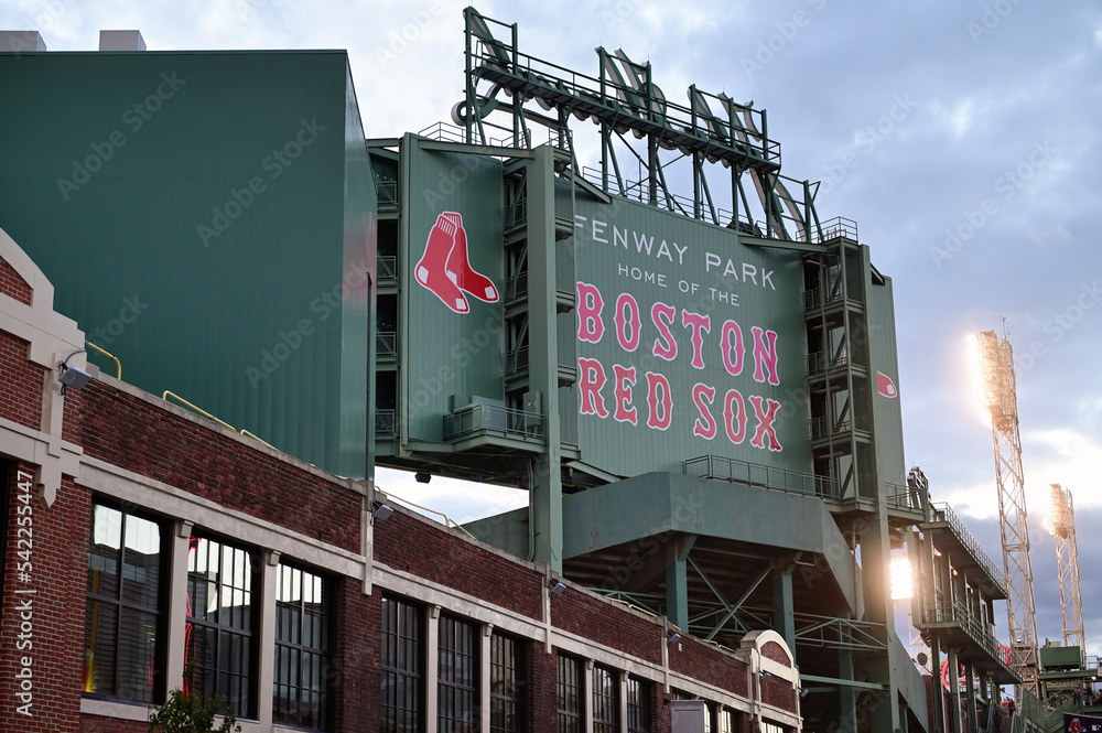 Foto de Stock Fenway Park on a game night in Boston. The stadium has been home to Major League ...