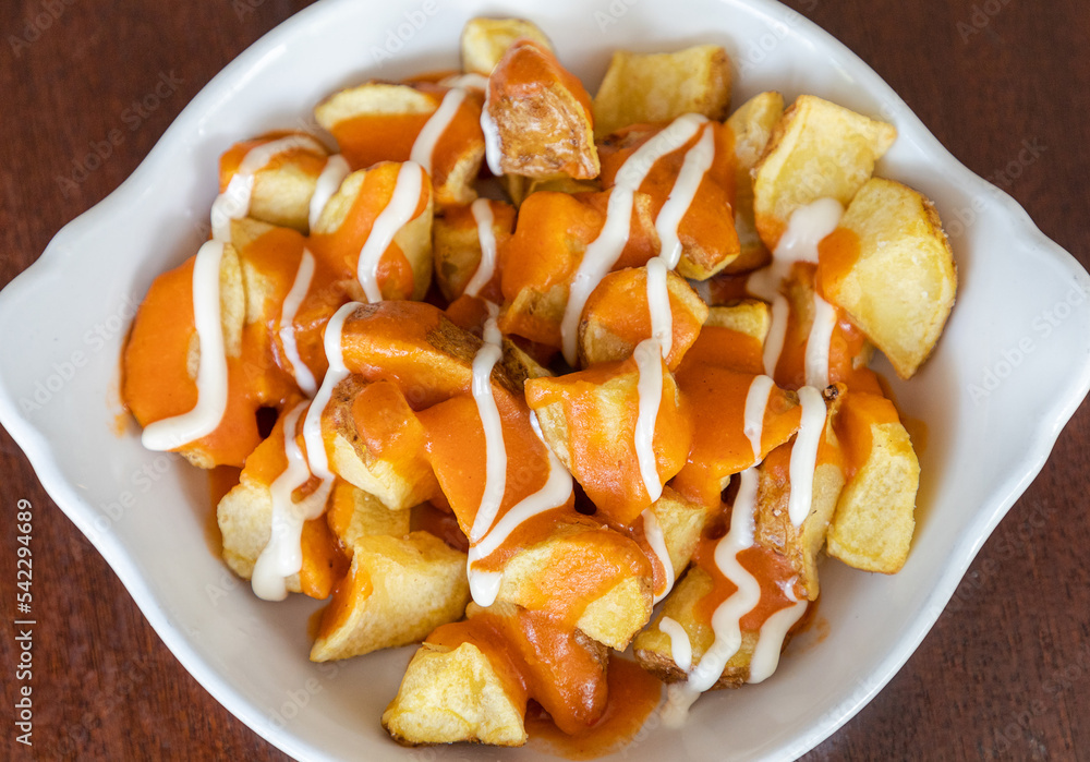 Patatas bravas con mayonesa, una de las tapas españolas más típicas ...