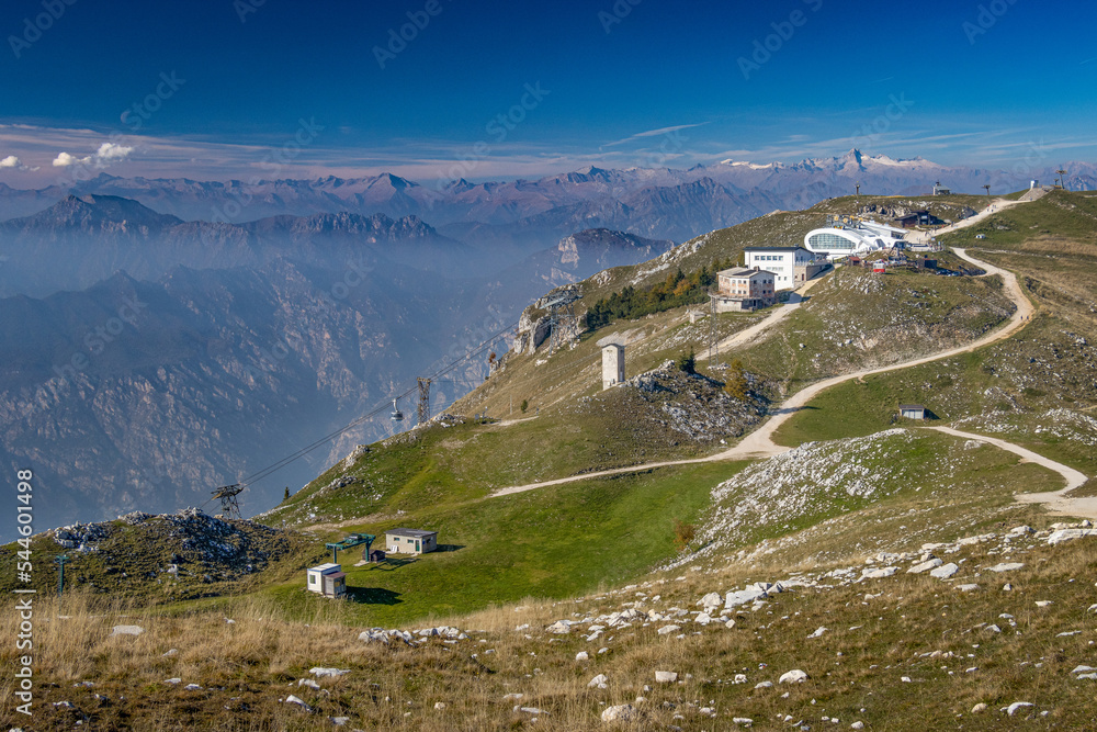 Fahrt mit der Seilbahn auf den Monte Blado bei Malcesine am Gardasee ...