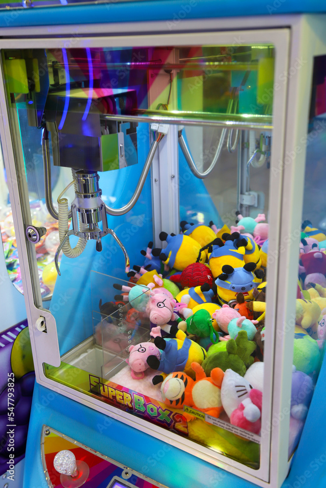 Fotografie Electronic claw machine to grab stuffed animals. Claw ...