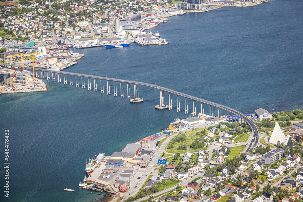 Zdjęcie bez tantiem: Tromso Bridge from the Storsteinen mountain ledge ...