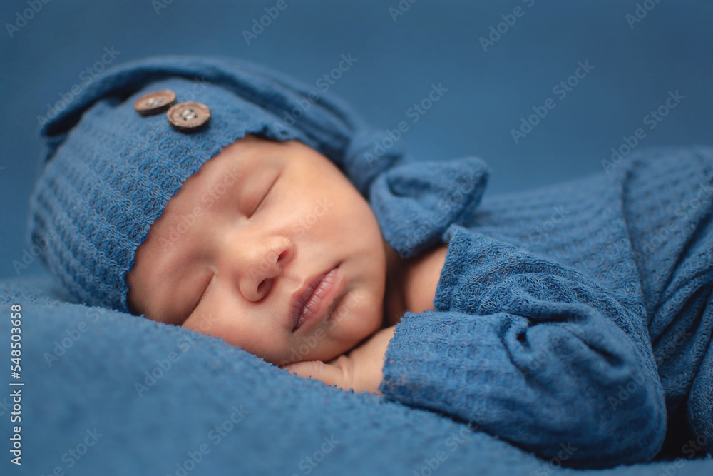 Fotografie Plano cerrado de rostro de un niño recien nacido con ropa y ...