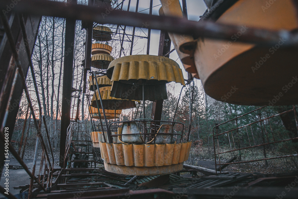 Photo Stock Yellow cabins on an abandoned ferris wheel in the amusement ...