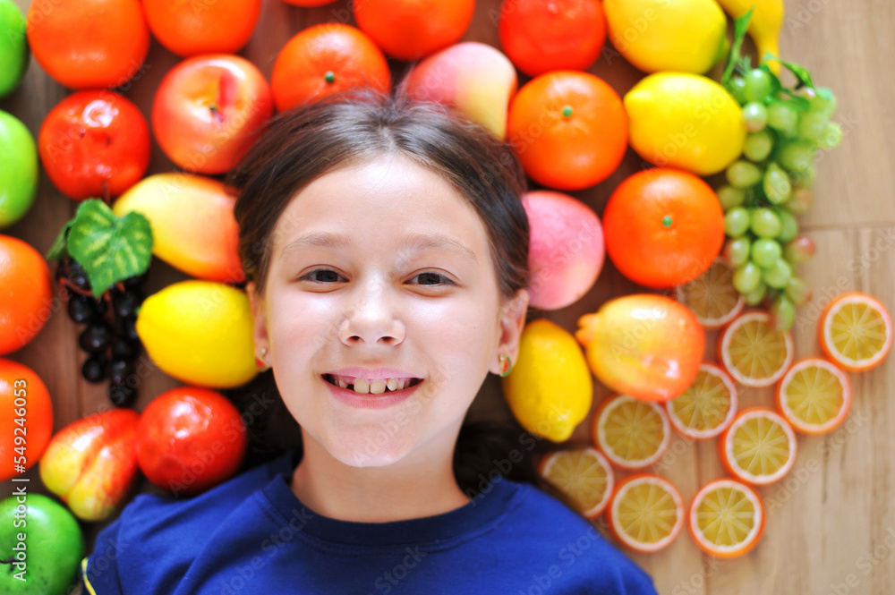 alimentação saúdavel com frutas criança feliz nutrição infantil Stock ...
