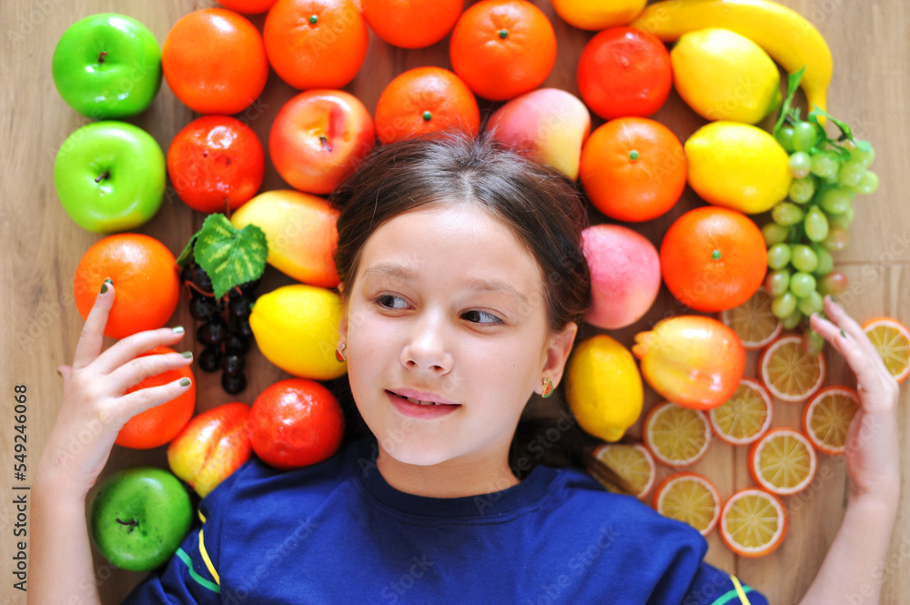 alimentação saúdavel com frutas criança feliz nutrição infantil Stock ...