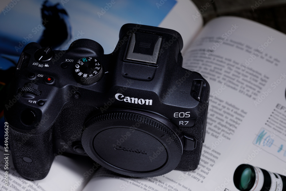 The First Mirrorless APS-C Camera Canon EOS R7, Canon is the world ...