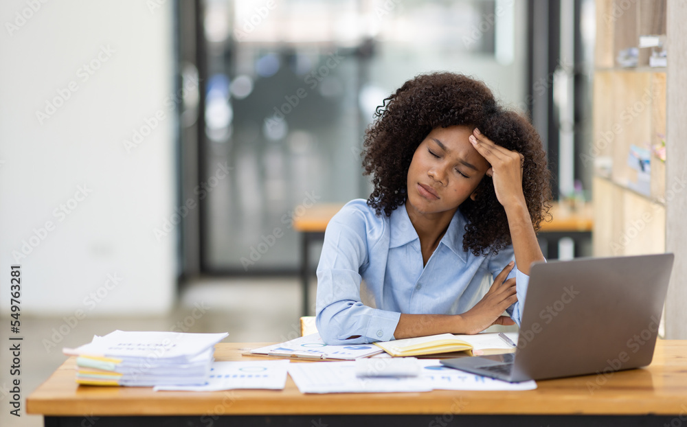 Foto Portrait of tired young business african american woman work with ...
