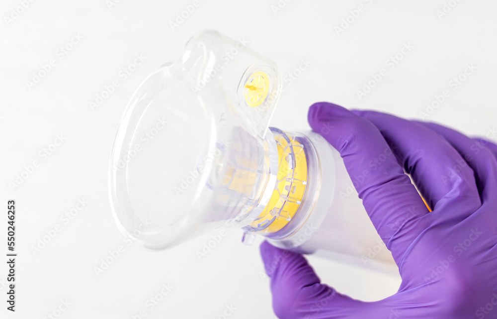 Foto doctor medical assistant hands in purple surgical gloves holding ...