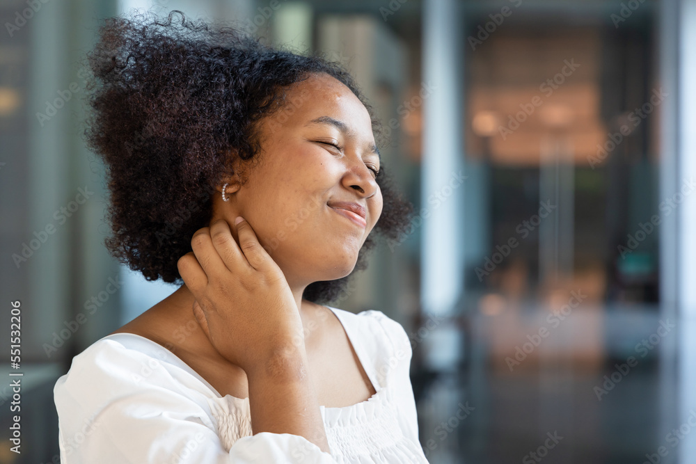 Foto de Stock Happy African woman scratching her neck skin, concept of ...