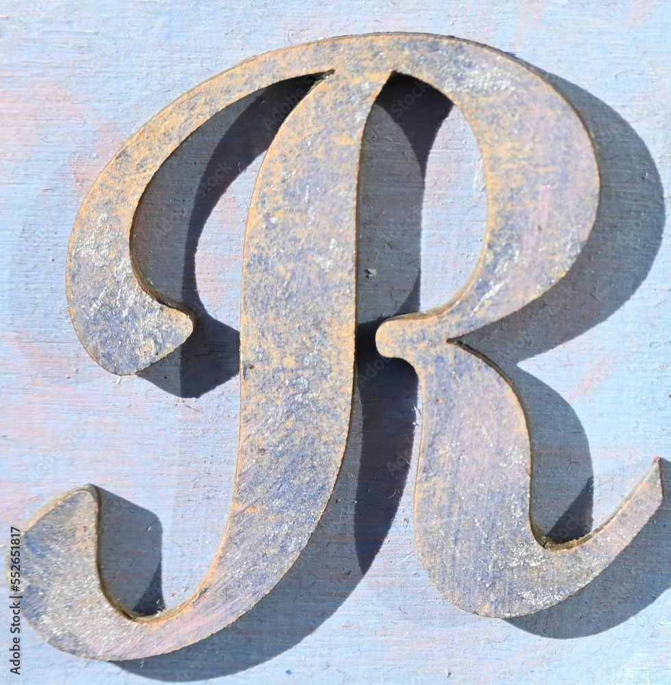 Fondo con detalle y textura de letra R con relieve y tonos suaves 스톡 사진 ...