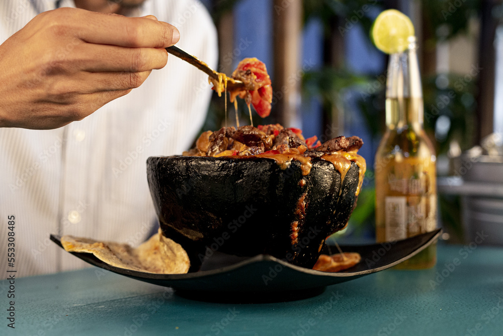 Photo Stock Molcajete de piedra volcánica 3 carnes, carne asada, pulpo ...