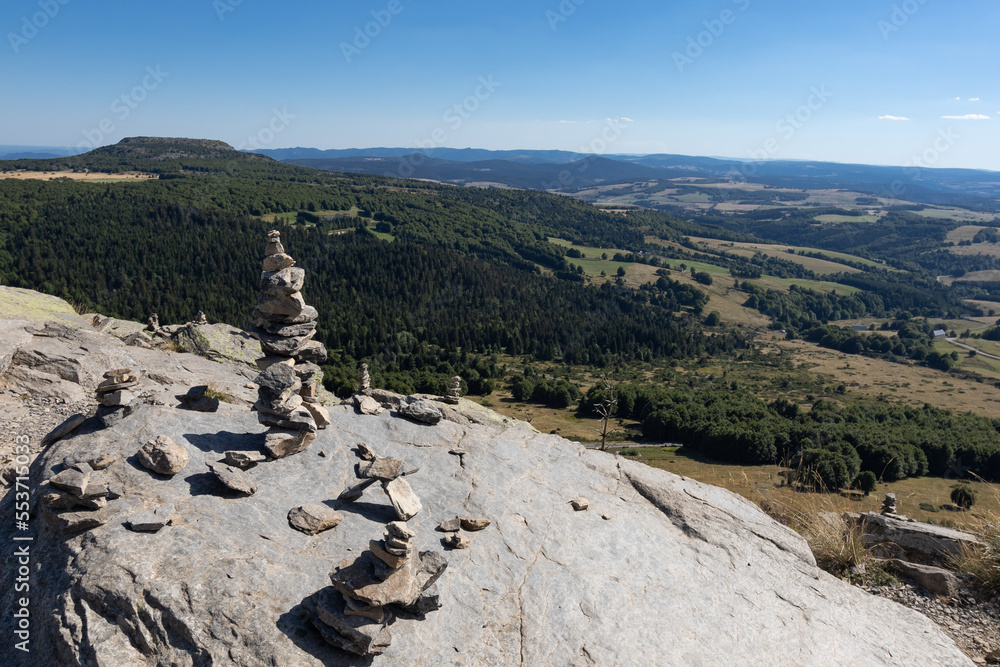 Foto de Stock cairns au sommet du Mont Gerbier des Joncs. Le mont ...