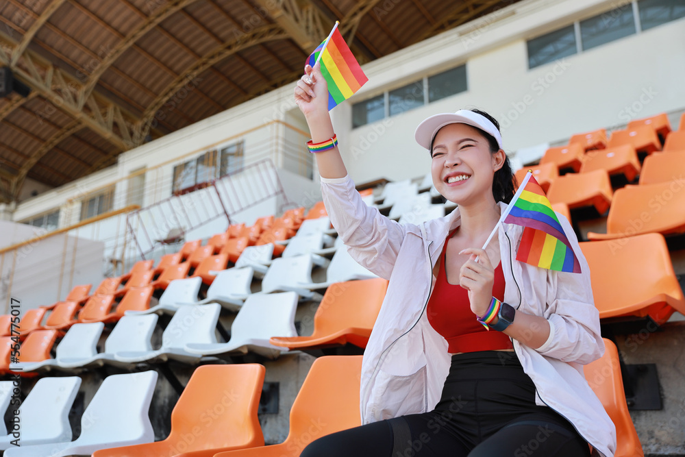 Foto Happy and excited young female asian transgender LGBT sport fan ...