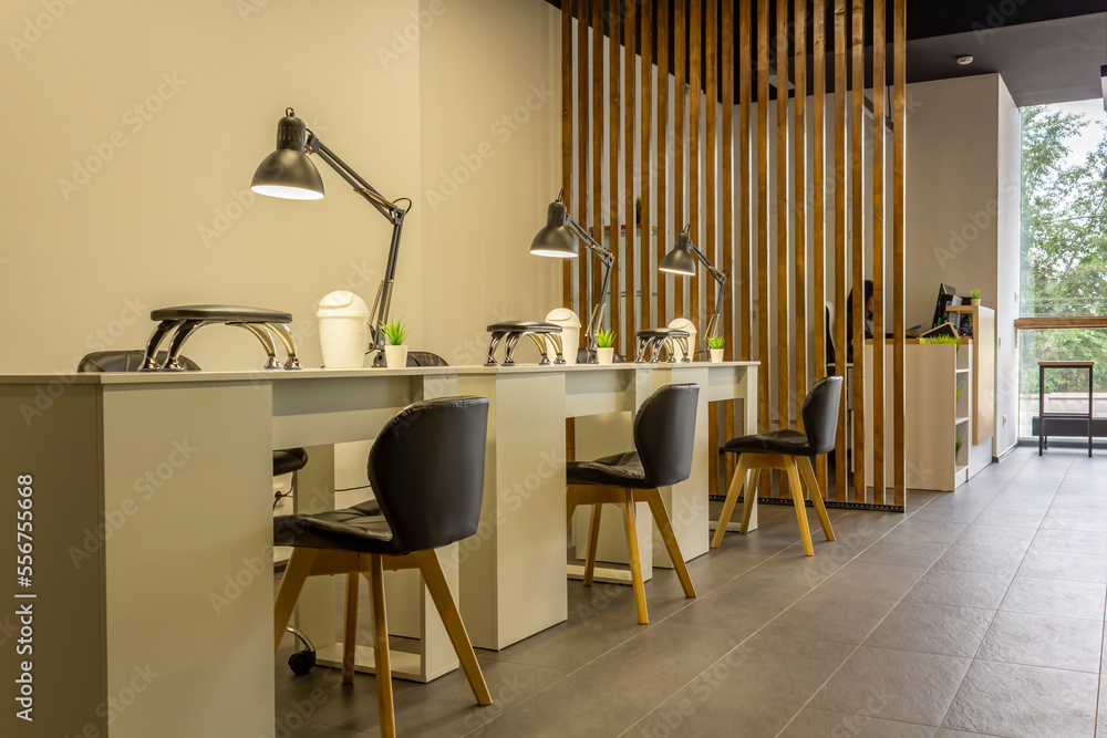 Foto Interior of a modern beauty salon, nail area. Manicure workplace ...