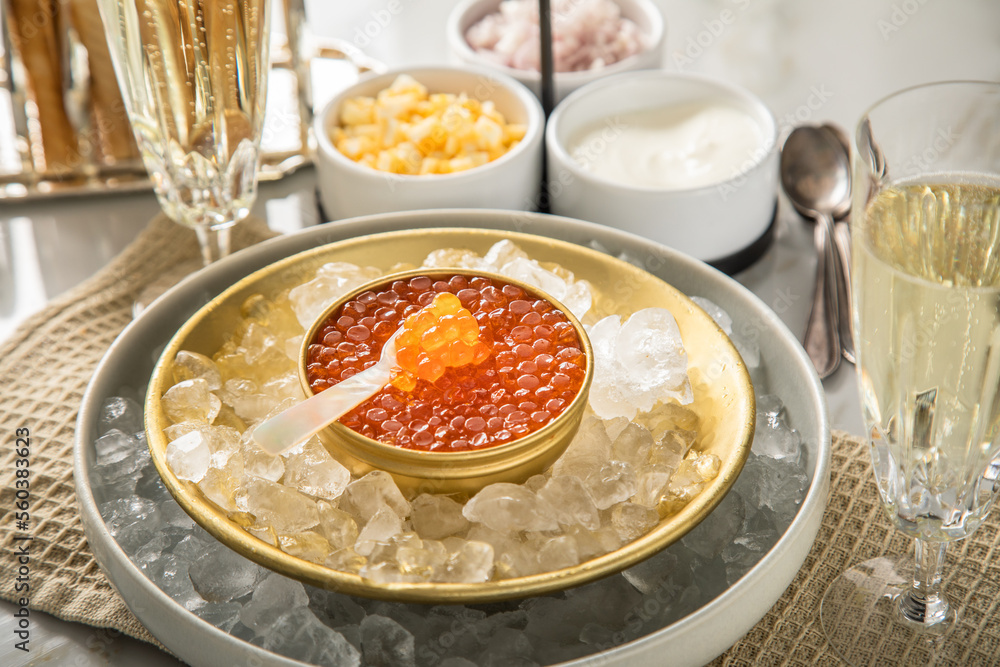 Orange Keta Lachs Kaviar in Dose auf Eis in Glas Schale mit Perlmutt ...