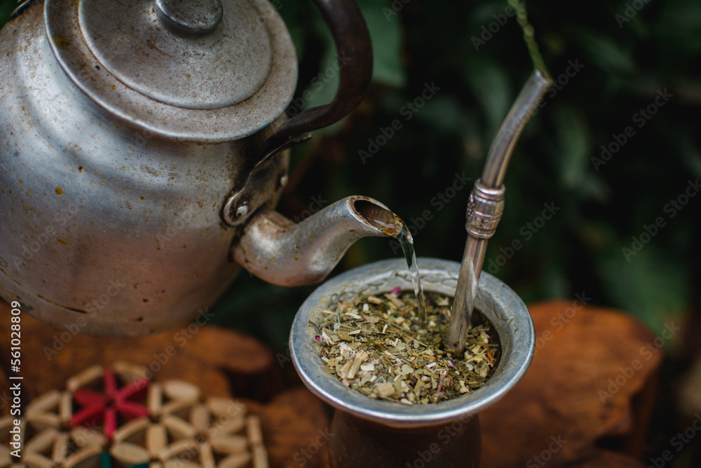 Stock-Foto „Cebando mate, pava de acero y mate tradicional argentino de ...