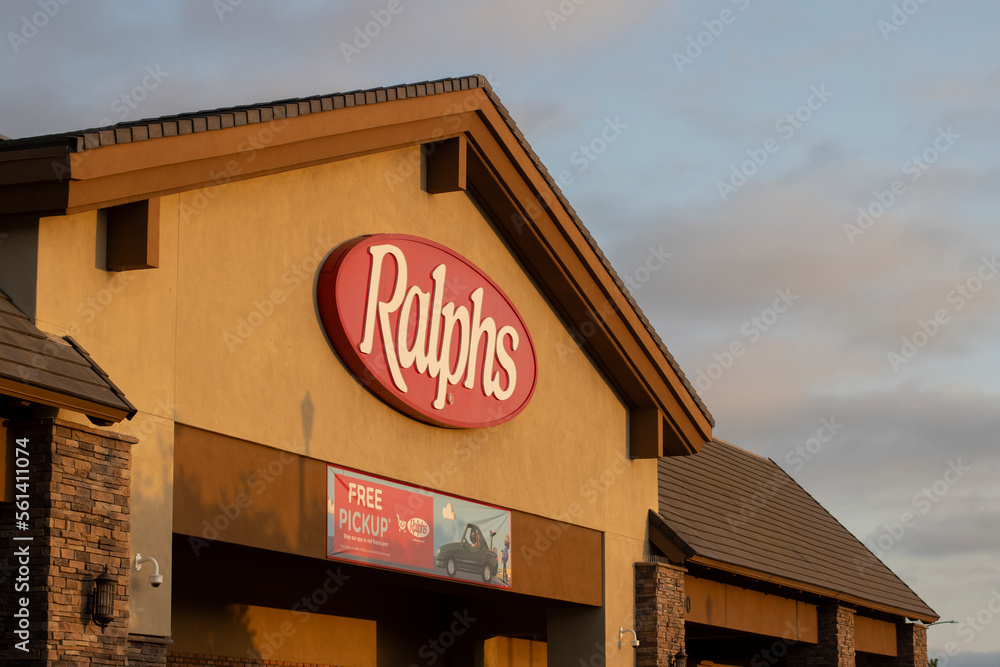 Foto de Stock Irvine, CA, USA - May 7, 2022: Exterior view of a Ralphs ...