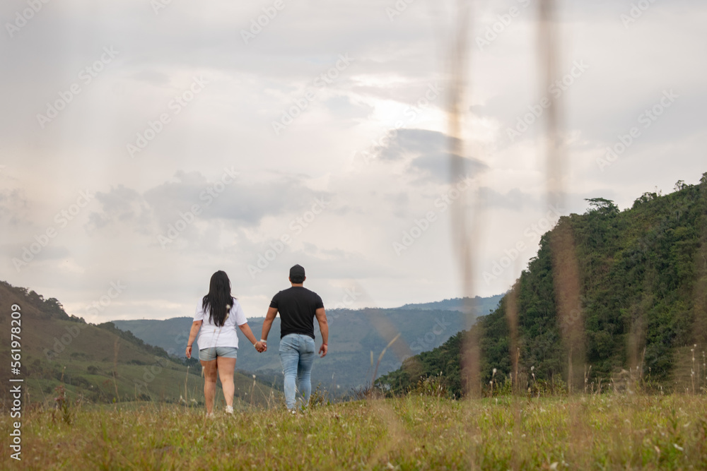 Pareja de jovenes novios caminando en las montañas de Santander tomados ...