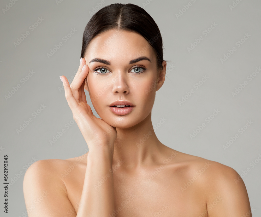 Beauty Woman Face with Perfect Smooth Skin. Young Model applying Eye ...