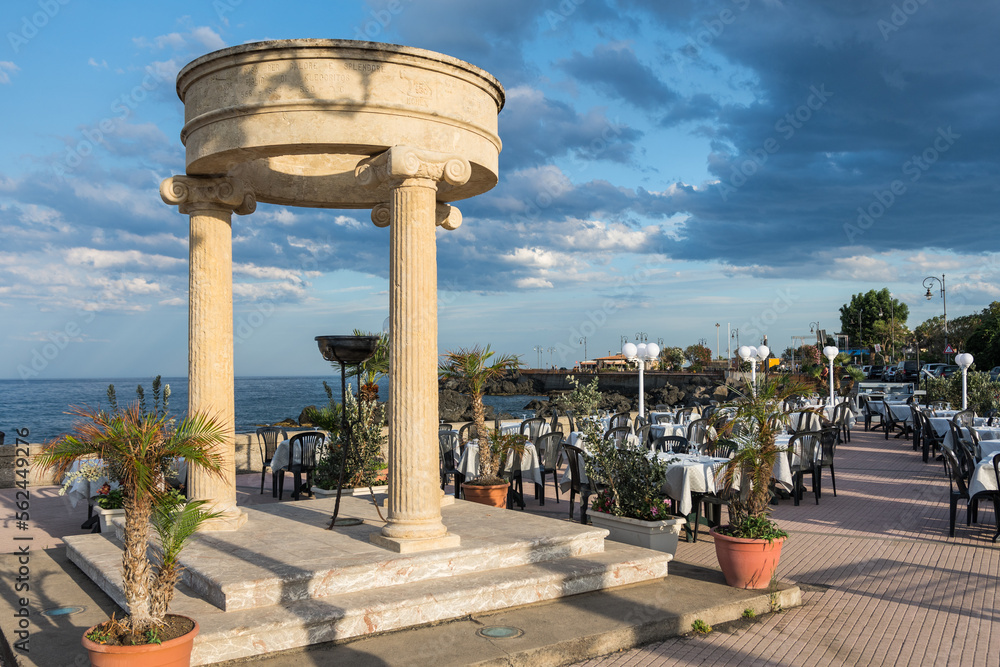 Foto Giardini Naxos, Sicily, Italy - June 09, 2022: Olympic temple ...