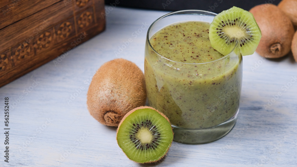 Batido de kiwi con fibra en fondo rústico con kiwis al rededor visto ...