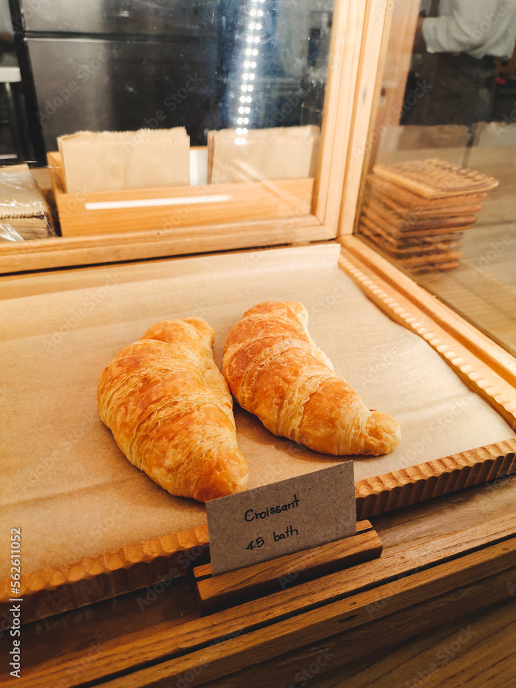 Foto Delicious bread in a German bakery, types of bread on bakery ...