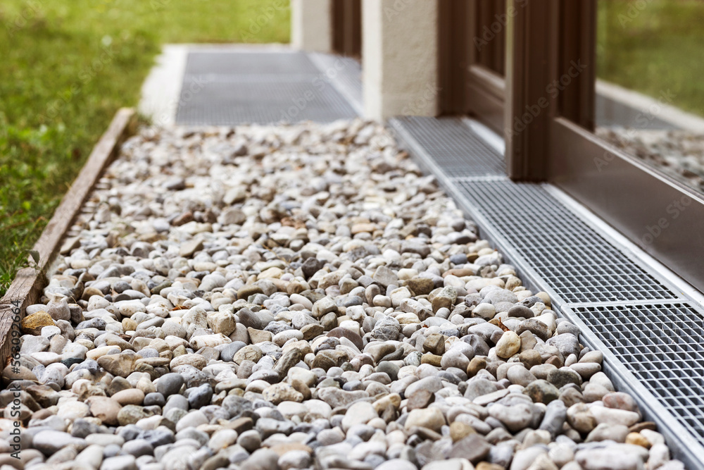 Stock-Foto „French drain with Drainage Stones River Rock Gravel or ...