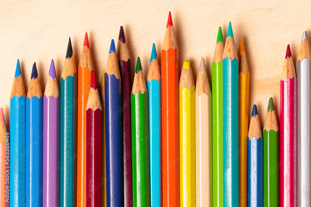 GRUPO DE LAPICES DE COLORES CON LA PUNTA AFILADA DE DIFERENTES TAMAÑOS ...