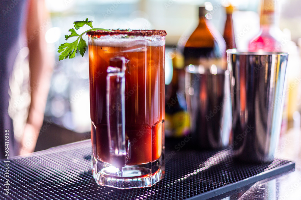 Preparación de michelada, cerveza en tarro en restaurante preparada con ...