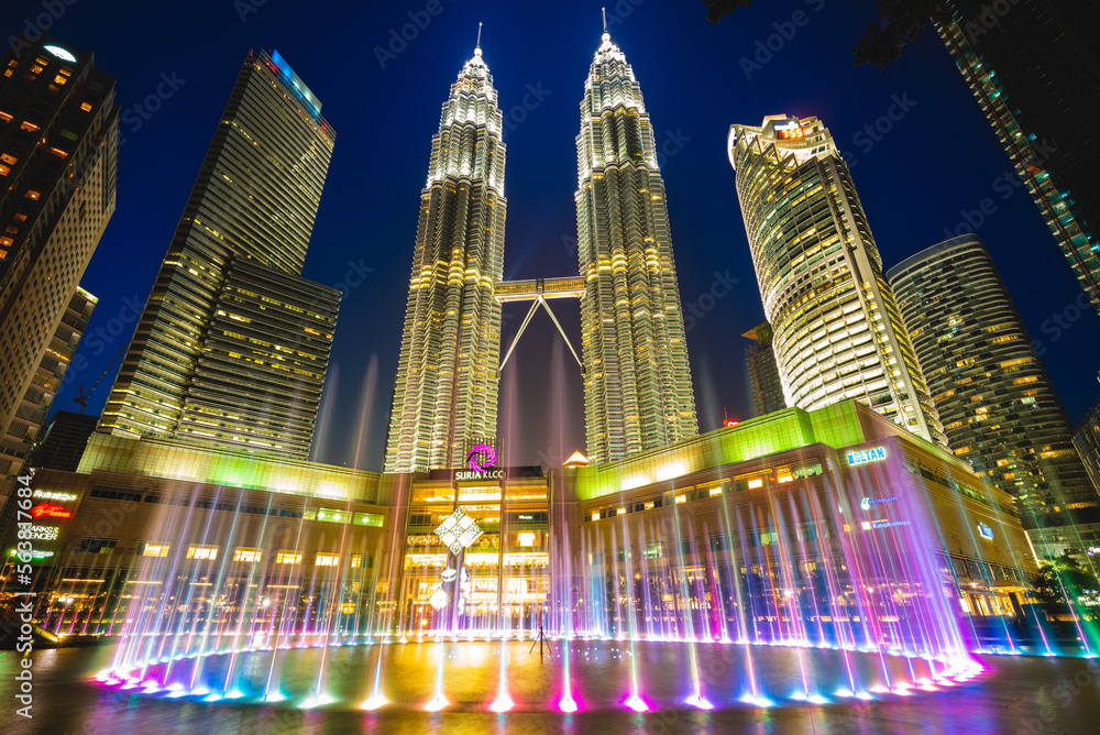 Stock-Foto „June 14, 2017: petronas twin towers, the tallest buildings in Kuala Lumpur, malaysia ...