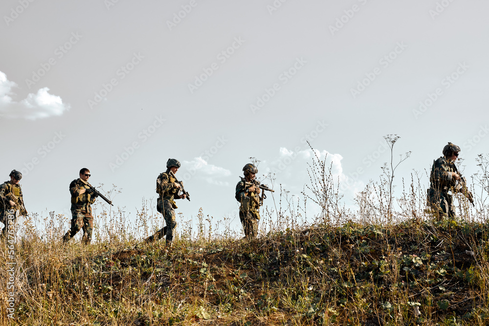 Foto group of brave strong soldiers walking in countryside abandoned ...