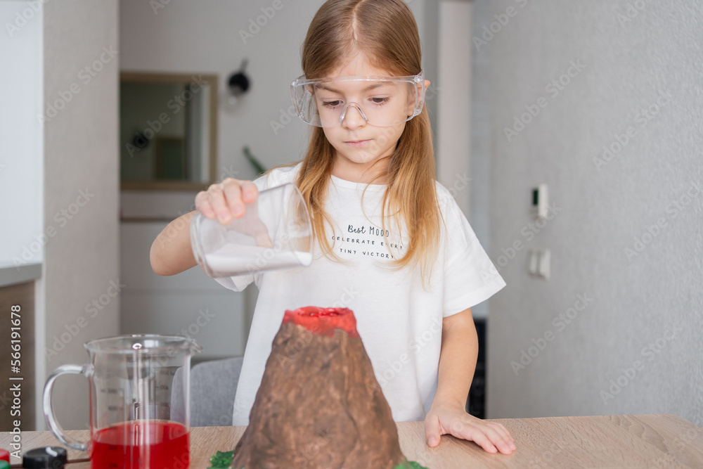 Kid science experiment of volcano or baking soda and vinegar volcano ...
