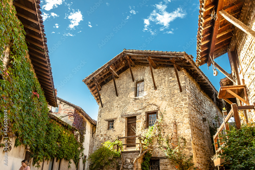 Old medieval stone houses in the famous village Pérouges, Ain, Auvergne ...