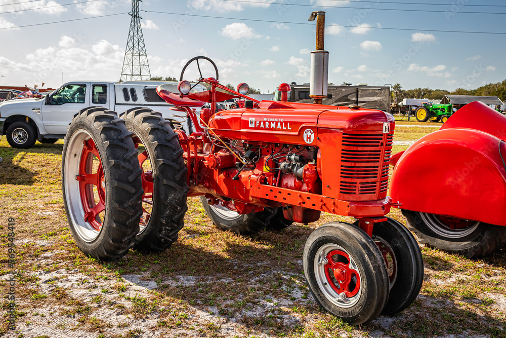 Foto de Stock 1939 Farmall McCormick Super H Tractor | Adobe Stock