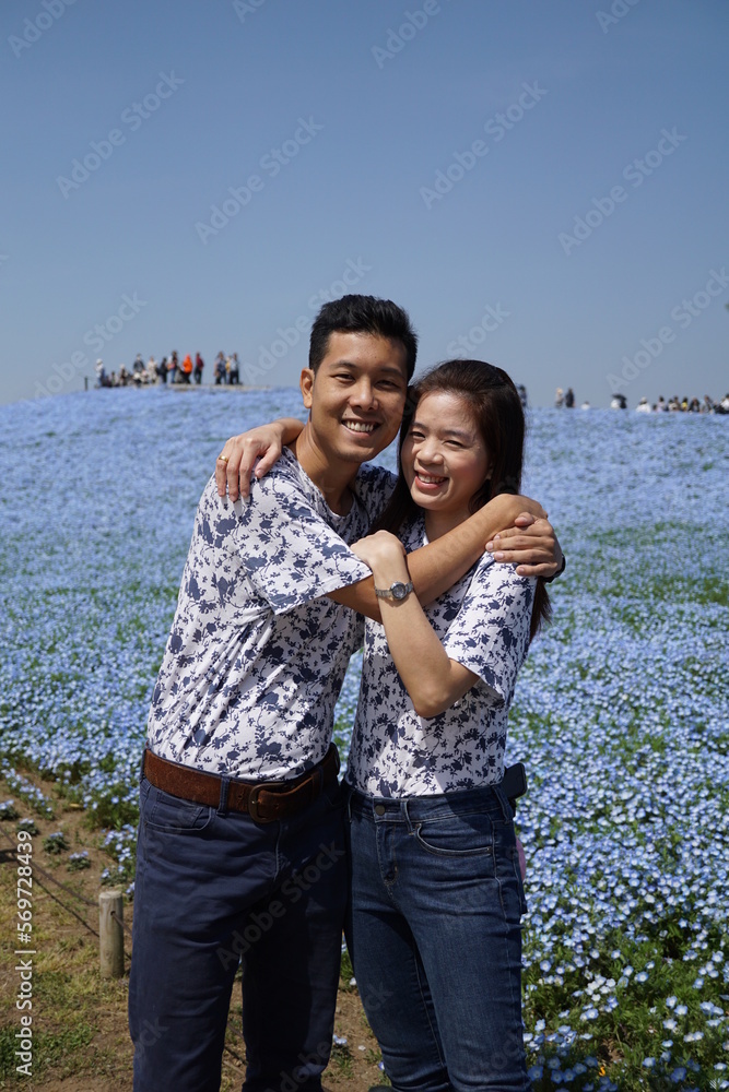 Asian couple hugging with happiness in Hitachi park, Hitachinaka ...
