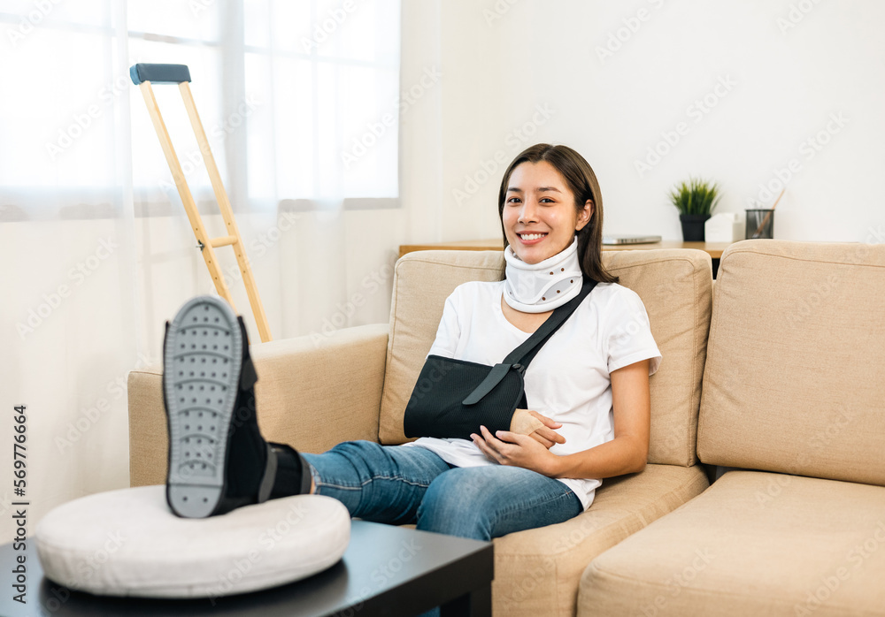 Photo Stock Happy woman recovery from accident fracture broken bone ...
