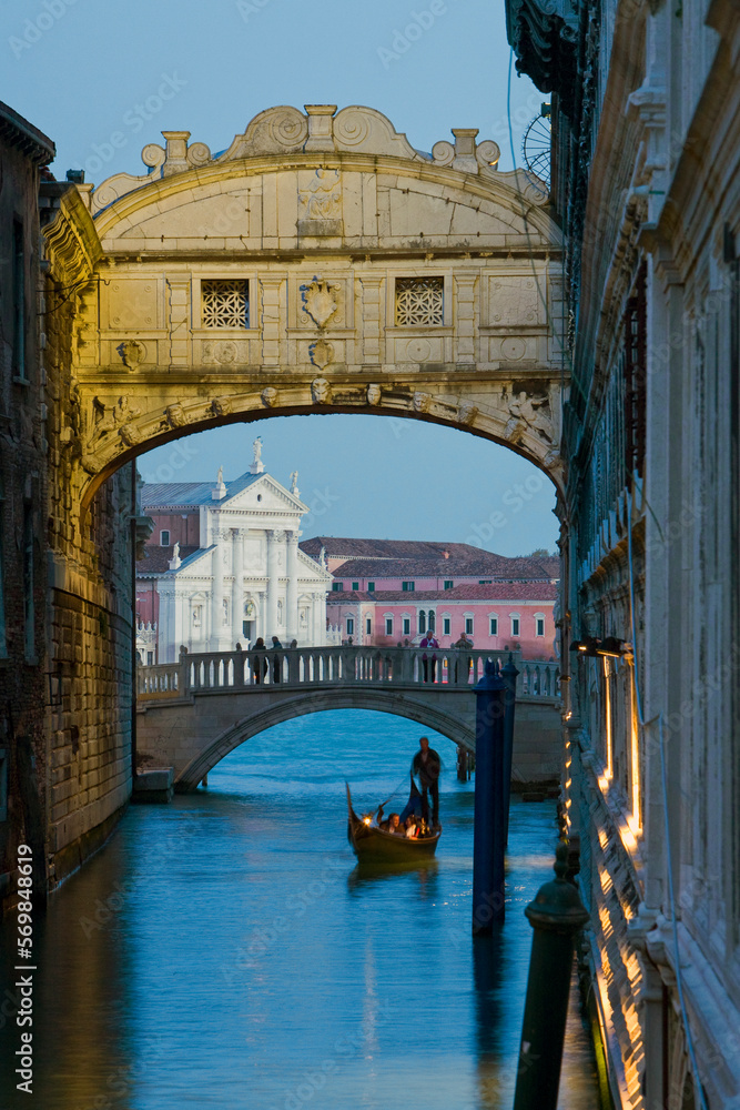 Stock-Foto „Venezia. Rio di Palazzo con Ponte dei Sospiri al crepuscolo ...