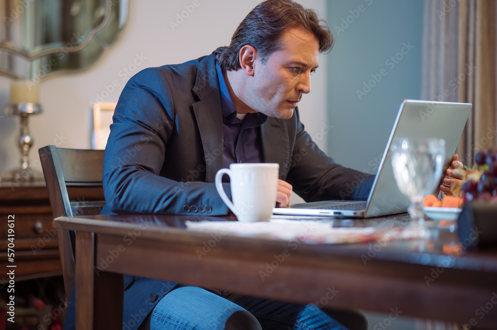 Hombre de negocios revisando atentamente su computadora personal. Stock ...