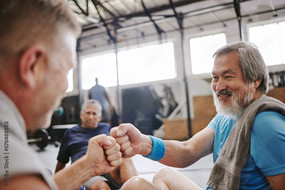Foto Fitness, gym and men with fist bump for senior support, personal ...