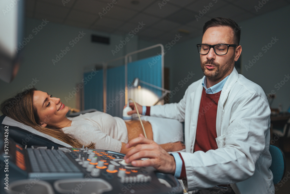 Stock-Foto „Mid adult male doctor using ultrasound scanner. Ultrasound ...