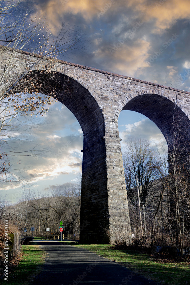 Foto de Stock D&H Rail Trail in Lanesboro, Pennsylvania; Starrucca ...