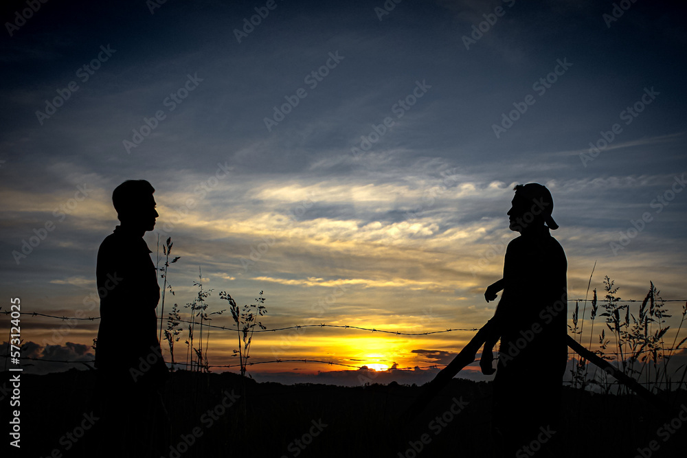 SIlueta de 2 amigos durante atardecer Stock Photo | Adobe Stock