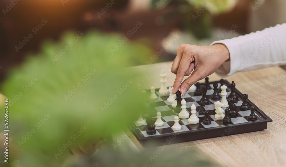 Foto business person play chess game. smart employee practice ...