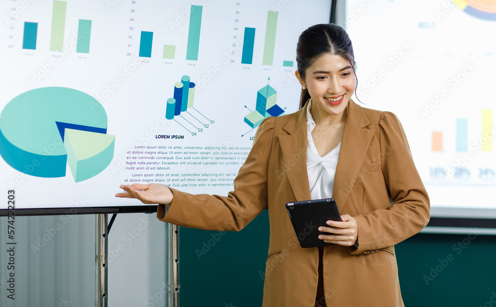 Foto Millennial Asian happy professional successful female ...