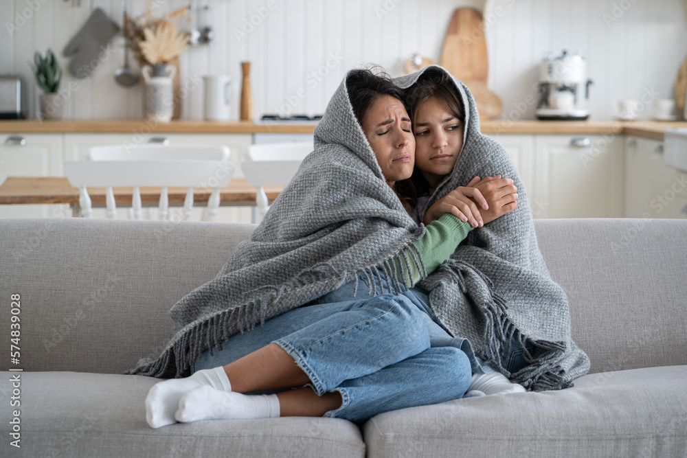 Photo Stock Oppressed unhappy family mother and teenage girl are trying ...