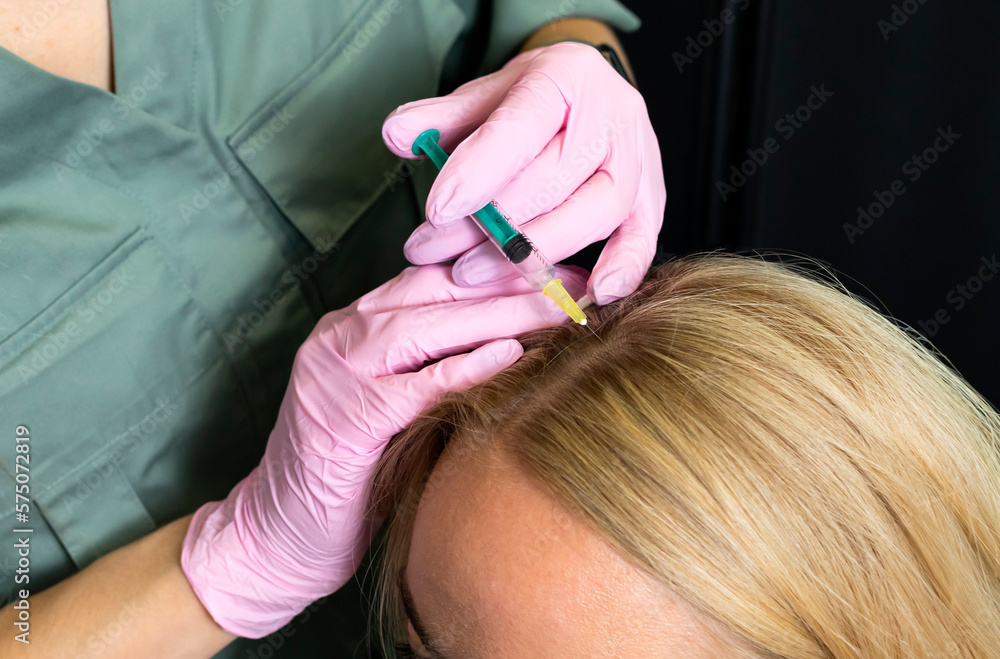 Stock-Foto „Trichologist, beautician doing blond woman hair mesotherapy ...