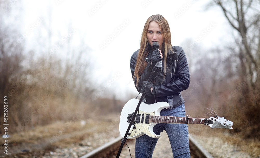 Foto Beautiful young girl rocker with electric guitar. A rock musician ...
